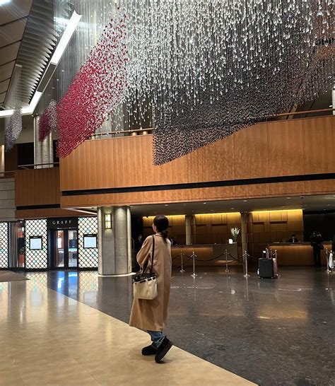 🎀신라호텔에서 2만원으로 뽕뽑기🎀 1️⃣ 1층 로비에 있는 더 라이브러리에 간다 2️⃣ 아아나 뜨아를 제외한 커피류를 주문한다 이유는 뒤에 나옴 3️⃣ 다 마신 후