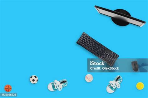 블랙 모니터 무선 키보드 및 마우스 근처의 굼 슈즈와 파란색 테이블에 다른 볼 평면도 베팅 개념입니다 텍스트의 공간 복사 Lcd에 대한 스톡 사진 및 기타 이미지 Istock