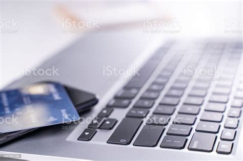 사무실 온라인 지불 홈 쇼핑 숙박 신용 카드 개념전자 결제 상점 카트와 흰색 테이블 배경에 노트북 0명에 대한 스톡 사진 및 기타 이미지 Istock