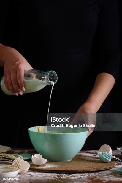 컵 케이크를 만드는 과정 페이스트리 요리사의 손에 페이스트리 가방에서 크림을 코팅 기념일에 대한 스톡 사진 및 기타 이미지