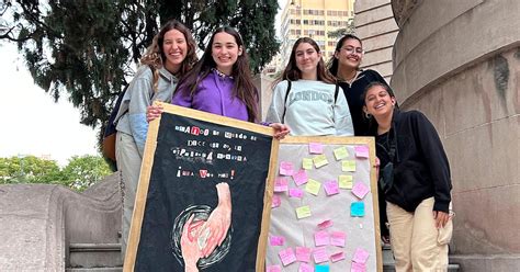 Las Jóvenes Que Recorren Las Plazas De Córdoba Para Dejar Mensajes De