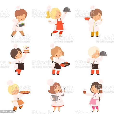 부엌 세트에서 요리 하는 작은 요리사 부엌 도자기 기구와 갓 준비 된 요리 만화 스타일 벡터 일러스트와 유니폼에 소년 소녀 가정 주방에 대한 스톡 벡터 아트 및 기타 이미지