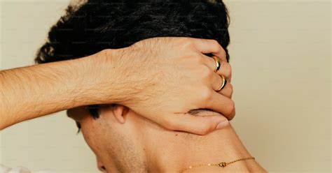 손으로 얼굴을 가리는 남자 사진 Unsplash의 목걸이 이미지