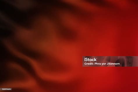 그라데이션 블랙에서 레드 실크의 클로즈업 텍스처 빨간색 패브릭 부드러운 질감 표면 배경입니다 세피아 톤의 부드럽고 우아한 다크 실크 질감 배경 패턴 템플릿 3d 벡터