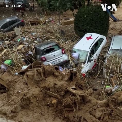 စပိန်ရေဘေး ကားအပျက်တွေကို ရဟတ်ယာဉ်တွေနဲ့ ဖယ်ရှား Youtube