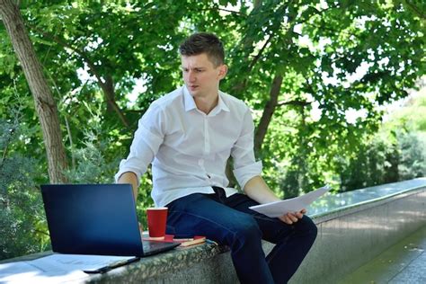 Premium Photo Businessman Analyzes Stock Report On Laptop Screen