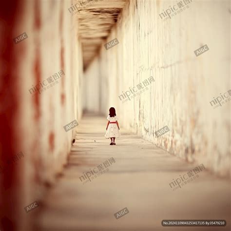 Ai创作图红裙背影 寂寞长巷 红色背影女孩 背影童年 寂寞背影 一个人的孤单 巷子里的孩子 童年背影 陌巷无觅 一个人发呆 孤单背影 孤独的