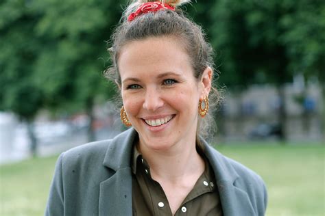 Avec Son Look Beaut Scintillant Et Le Remix De Son Tube Sur Un Air Latino Lorie Nous