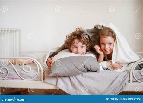 Il Fratello Piccolo E La Sorella Hanno Fatto Un Gioco Sul Letto Nella