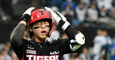 아쉬움에 펄쩍 뛰며 머리 감싼 박찬호 파울라인 벗어난 타구에 탄식 이게 빠졌더라면