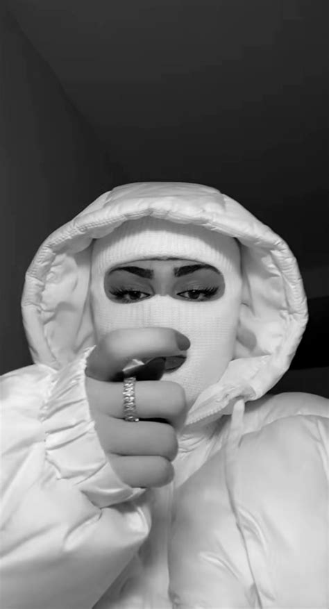 صور بنات باد🖤🔥 Bus Skin Design Curly Hair Styles Easy Hot Army Men