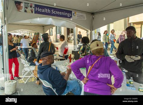 New York City Usa People Getting Free Health Screenings From Local