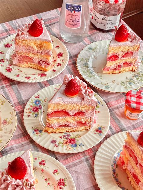 라즈베리 우유크림으로 만든 딸기 케이크 조각으로 잘라보니 귀엽다🍰 텀블벅🍓𝓒𝓱𝓪𝓮𝓻𝓲 쳐리 Chaeeeri