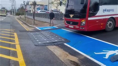 버스 진입로 차량하부긁힘 문제고무차량진입판 롱사이즈 2000 설치시공문의 ☎️ 010 5664 3640 코스만경사로 전문시공