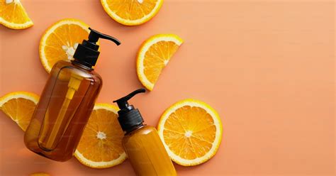 색 배경에 비타민 C와 오렌지 조각이 있는 천연 스파 화장품 플랫 레이 평면도 사진 Unsplash의 향수 이미지