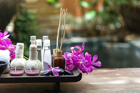 스파 트리트먼트 및 제품 여성 피트와 매니큐어 손톱 핑크 꽃 스파에 대 한 공간 부드러운 복사 하 고 초점 태국을 선택 합니다