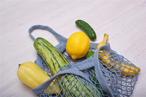 나무 배경 복사 공간 상단에 메쉬 가방에 과일과 야채 친환경 생활 스타일 개념 제로 폐기물의 스타일 블루 니트 쇼핑 백 비닐 봉지없이 쇼핑 0에 대한 스톡 사진 및 기타