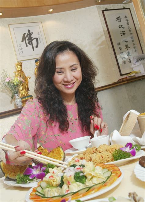 「古典味雙兒」周秀蘭近照曝光！移加多年凍齡力驚人 曾因tvb女星介入離婚收場 星島日報