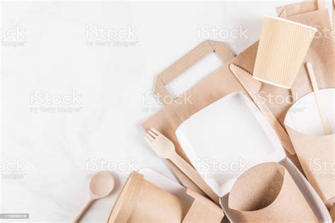 친환경 일회용 식기 종이 컵 접시 패스트 푸드 용기 및 대나무 나무 칼 플랫 레이 목재 재료에 대한 스톡 사진 및 기타 이미지 목재 재료 부엌 칼 소풍 음식 Istock