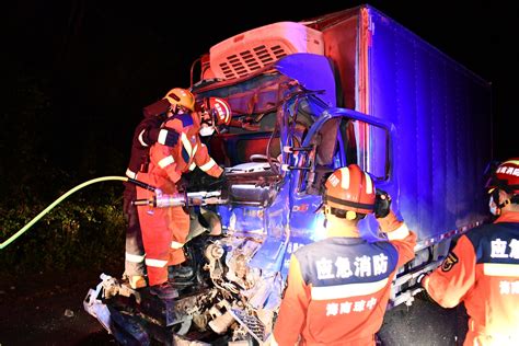 海三高速发生车祸致1人被困 琼中消防紧急救援