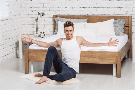 흰색 베개위에 누워 있는 미소짓는 남자와 나무 침대에 매트리스를 놓습니다 편안한 수면의 개념 정형 외과 매트리스와 베개 가정의 방에 대한 스톡 사진 및 기타 이미지 Istock