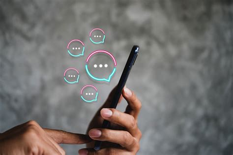 사람들은 스마트폰 타이핑 채팅 또는 채팅 아이콘의 문자 메시지를 사용하여 손을 팝업합니다 소셜 미디어 만들기 기술 개념 빈티지 부드러운 색조 톤 배경입니다 개념에 대한 스톡