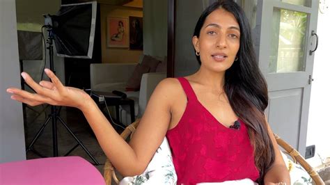 Indisk Influerare Utbildar Unga Indier Om Sex Svt Nyheter