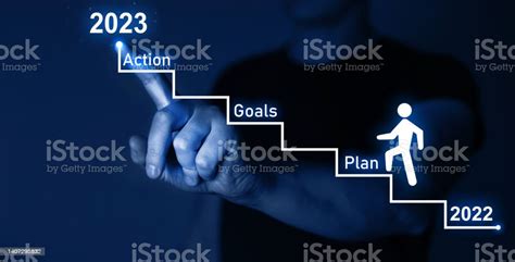2023 년 계획 행동 및 목표 사업가는 2023 년 성공적인 사업의 성장 계획을 지적하고 한 인물이 성공의 사다리를 올라갑니다 12월 31일에 대한 스톡 사진 및 기타