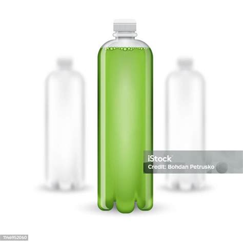 흰색 바탕에 녹색 음료와 함께 흰색 플라스틱 병 최대 세 현실적인 모의 벡터 일러스트 레이 션 1 병 샤 프 하 고 두 병