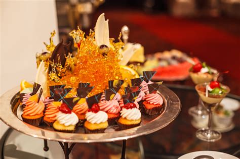 사탕 아트 장식과 은색 쟁반에 버터 크림 컵 케이크의 구색 호텔 레스토랑 음식 케이터링 서비스 뷔페 칵테일 연회 결혼식 세미나 회의 컨퍼런스 파티 또는 이벤트에 대 한 결혼