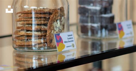 다양한 종류의 도넛으로 가득 찬 진열장 사진 Unsplash의 무료 과자 이미지