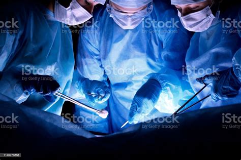 작업을 수행 하는 마스크의 외과 의사 그룹 의학 수술 및 응급 처치 개념 Theatrical Performance에 대한 스톡 사진 및 기타 이미지 Theatrical