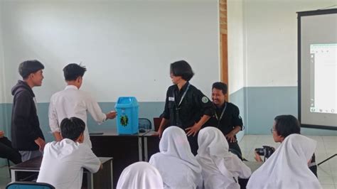 Teknologi Tepat Guna Tim Abdimas Utm Membuat Tong Sampah Otomatis
