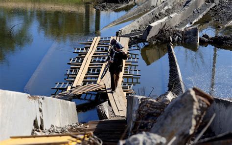 russia seeks good news in eastern ukraine with artillery strikes of