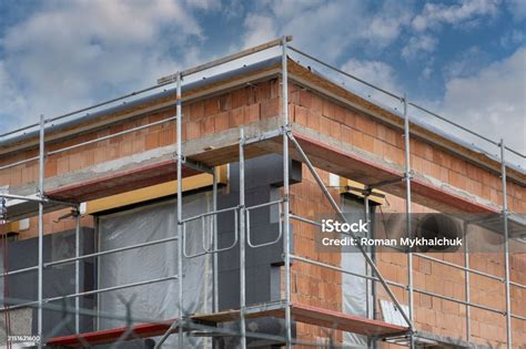 발포 폴리스티렌 검은 열가소성 폼 소재 현대 단열재 건물 새 집 건설 현장의 외부 덮개와 함께 집의 벽을 단열하는 과정 개선에 대한 스톡 사진 및 기타 이미지 Istock