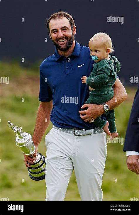 Usas Scottie Scheffler With Son Bennett And The Claret Jug After