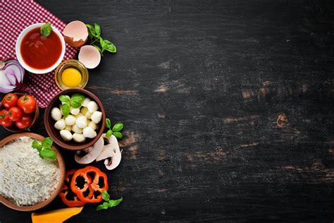 피자를 만들기 위한 재료입니다 에 나무 배경 최고의 볼 수 있습니다 텍스트에 대 한 여유 공간입니다 0명에 대한 스톡 사진 및