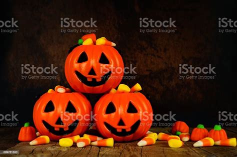 오렌지와 검은 색 배경 할로윈 잭 O 랜턴 사탕 홀더 10월에 대한 스톡 사진 및 기타 이미지 10월 3가지 개체 가득 찬 Istock