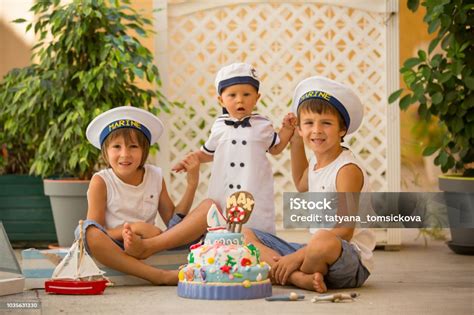 달콤한 아기와 그의 형제 바다 테마 케이크와 장식 첫 번째 생일을 축 하 생일에 대한 스톡 사진 및 기타 이미지 생일 아이 1 Istock