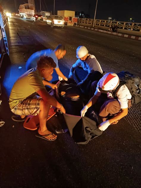 ဒေါပုံမြို့နယ် ဗန္ဓုလတံတားအဆင်းတွင် လမ်းဖြတ်ကူးသည့် အမျိုးသမီးနှစ်ဦး