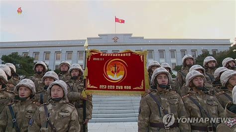 북한 김정은 화성 18형 발사 훈련에 참가한 군인들 격려