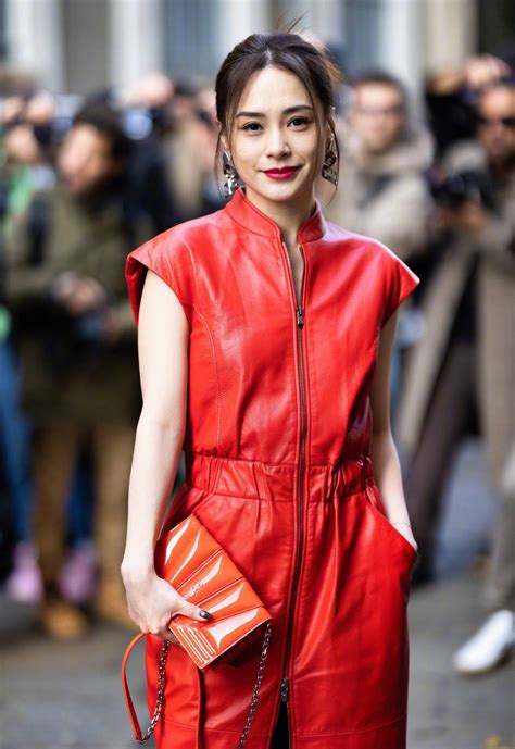 钟欣桐米兰时装周看秀 一袭红裙穿出东方神韵 搜狐大视野 搜狐新闻