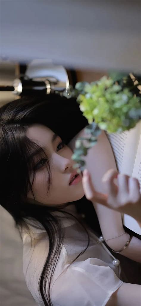 趴桌子上的高颜值美女唯美写真手机壁纸 花瓣网