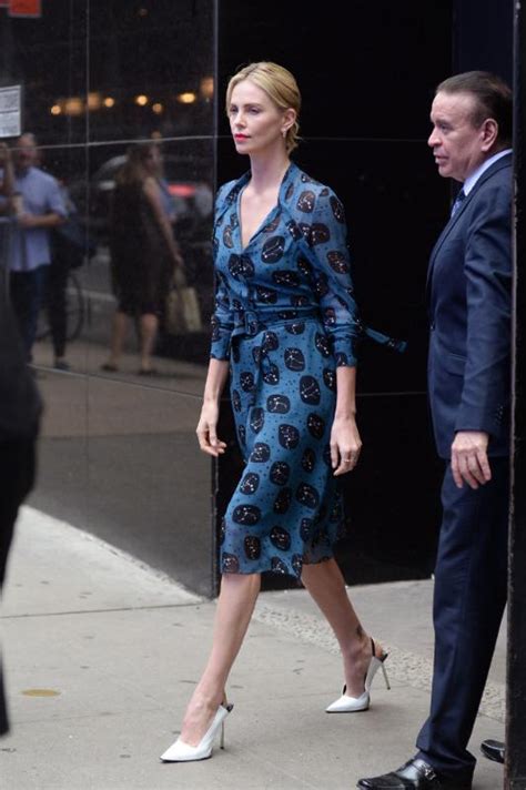 奧斯卡影后查理茲塞隆在紐約出街，完全瘦回來了的塞媽最近美爆了 每日頭條