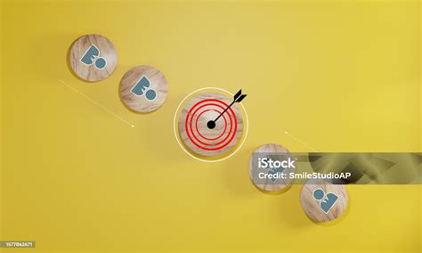 노란색 배경에 나무 큐브 블록에 화면을 인쇄하는 대상 보드와 화살표 사업 성취 목표 및 객관적인 목표 개념 0명에 대한 스톡 사진 및 기타 이미지 Istock