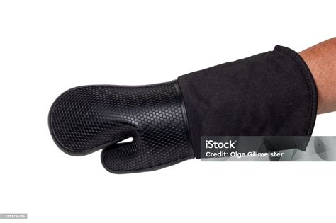 흰색 배경에 분리 된 검은 색 내열 그릴 장갑을 입은 남성 손 요리 장갑 부엌과 바베큐 그릴 베이킹 장갑 굽기에 대한 스톡 사진 및 기타 이미지 Istock