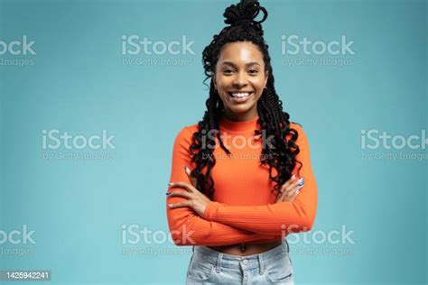 실내 사진 촬영 중에 웃고있는 아프리카 헤어 스타일을 가진 젊은 사랑스러운 여성 우아한 귀여운 소녀 20 24세에 대한 스톡 사진 및 기타 이미지 Istock