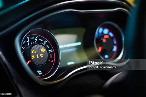 두 개의 속도계가 포함 된 계기판이있는 자동차 내부의 일부 0명에 대한 스톡 사진 및 기타 이미지 0명 계기판 차량 부분 계기판 측정기 Istock