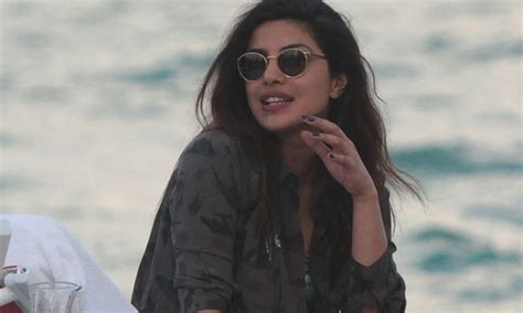 پریانکا چوپڑا کی ساحل سمندر کی تصاویر وائرل Life And Style Dawn News Urdu