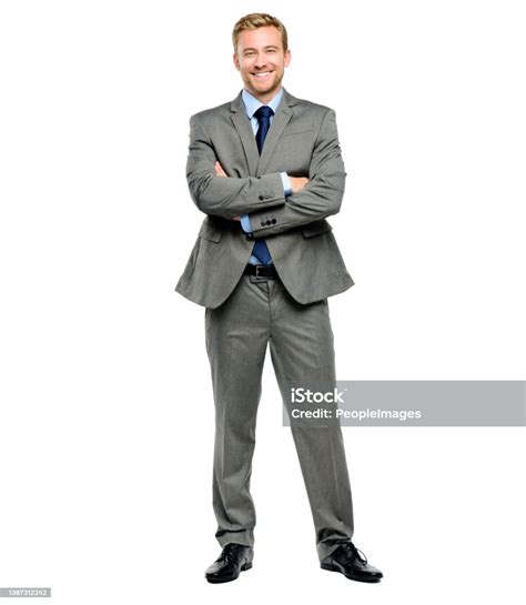 팔을 접은 채 스튜디오에 홀로 서 있는 잘생긴 젊은 사업가의 전체 길이 샷 수트에 대한 스톡 사진 및 기타 이미지 수트 전신 남자 Istock